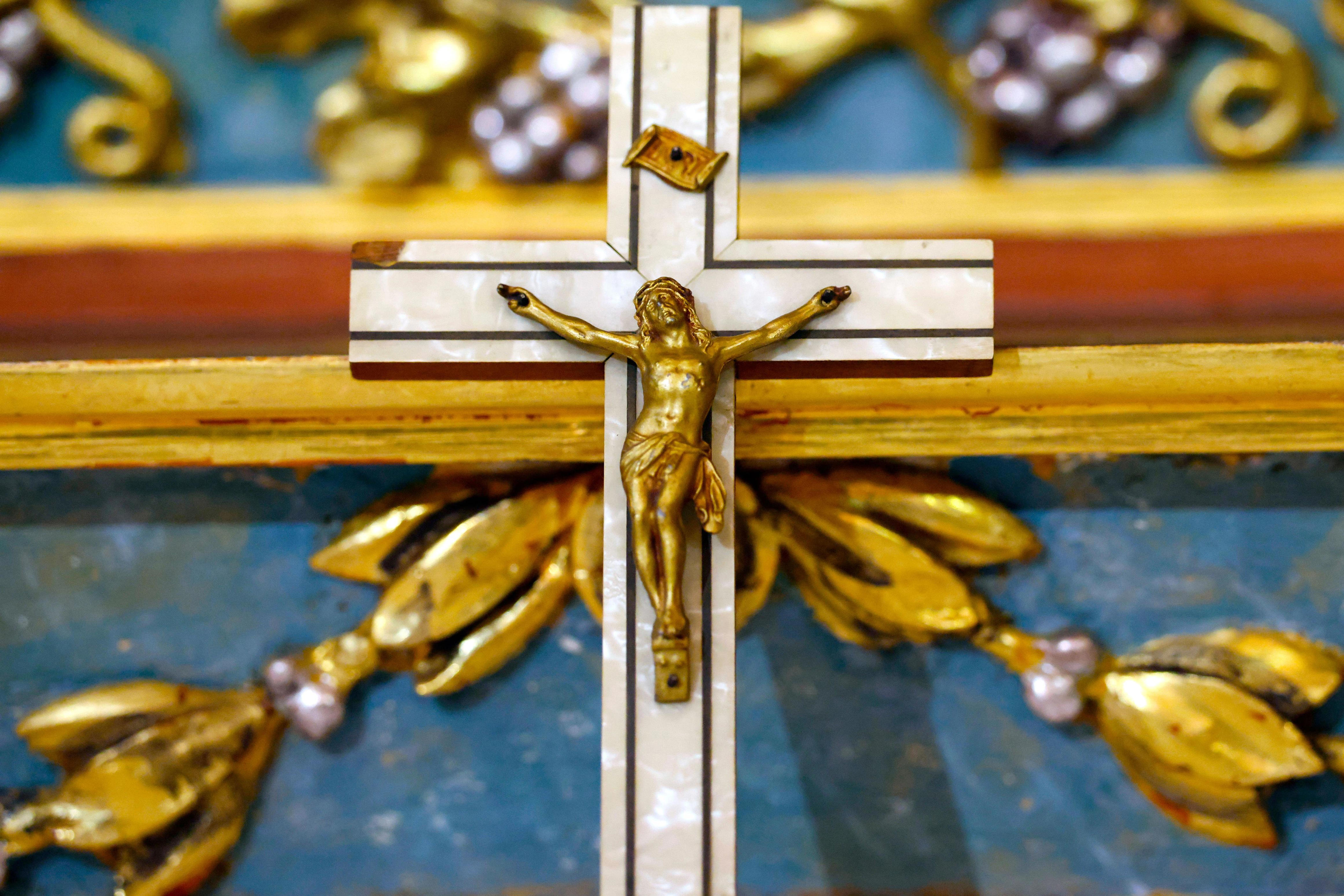 Quelle est la différence entre un crucifix et une croix