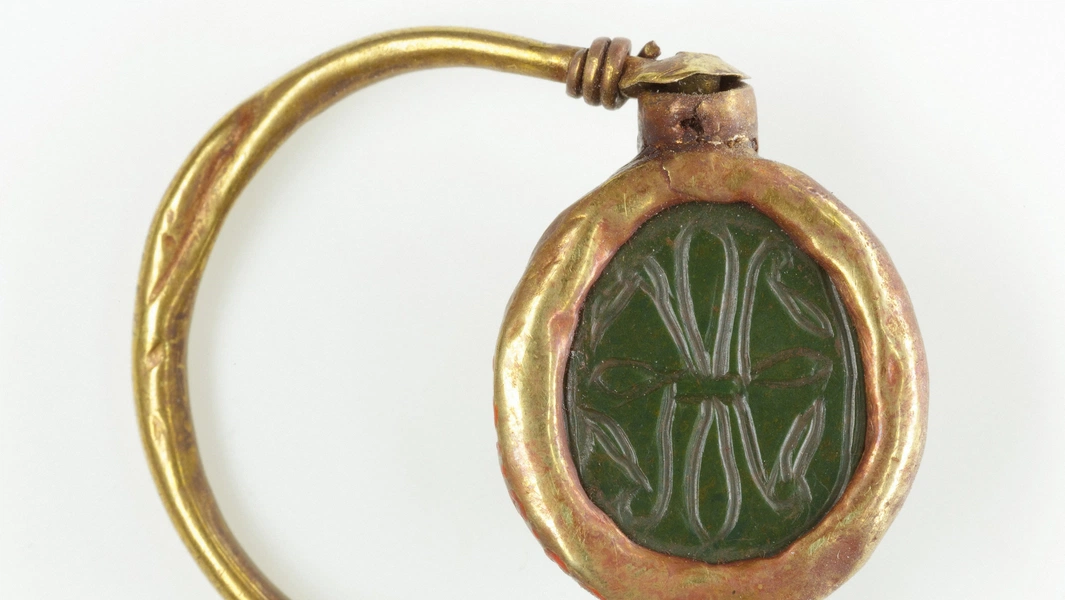 11 fashion accessories that defined their eras