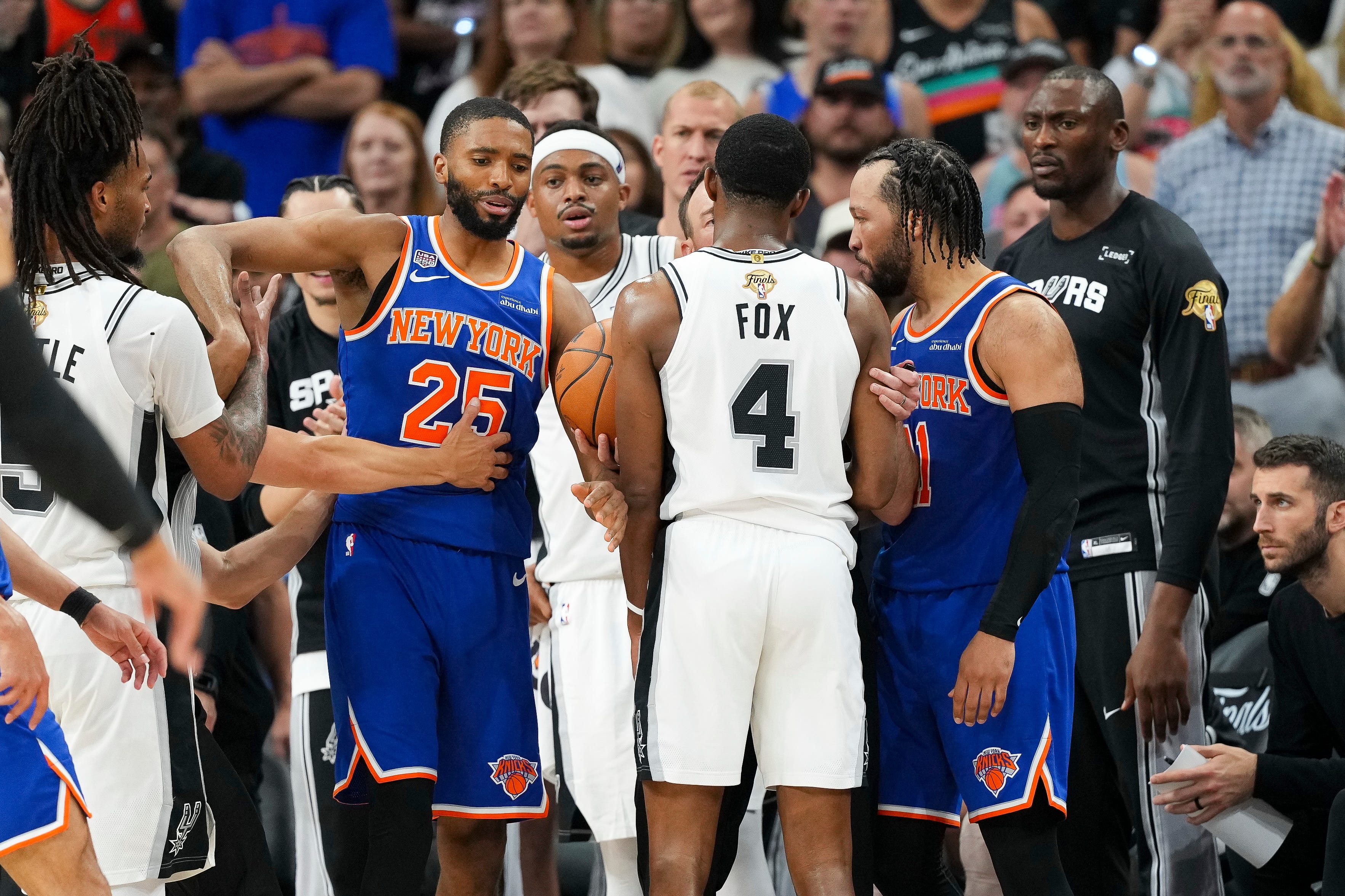 Knicks fan took De'Aaron Fox trolling to another level with custom ...