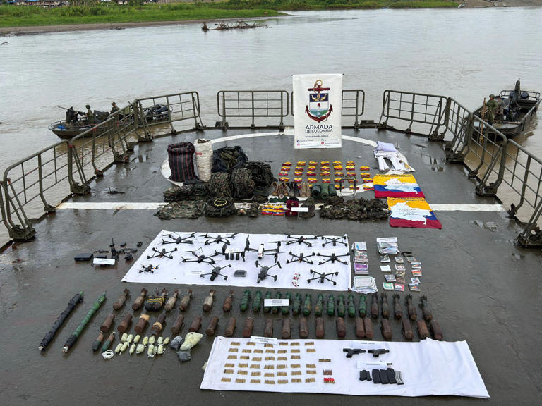 Armada incauta 13 drones y 350 kilos de explosivos de la Jaime Martínez ...