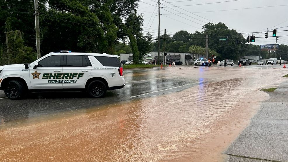 Water main break closes Escambia County intersection