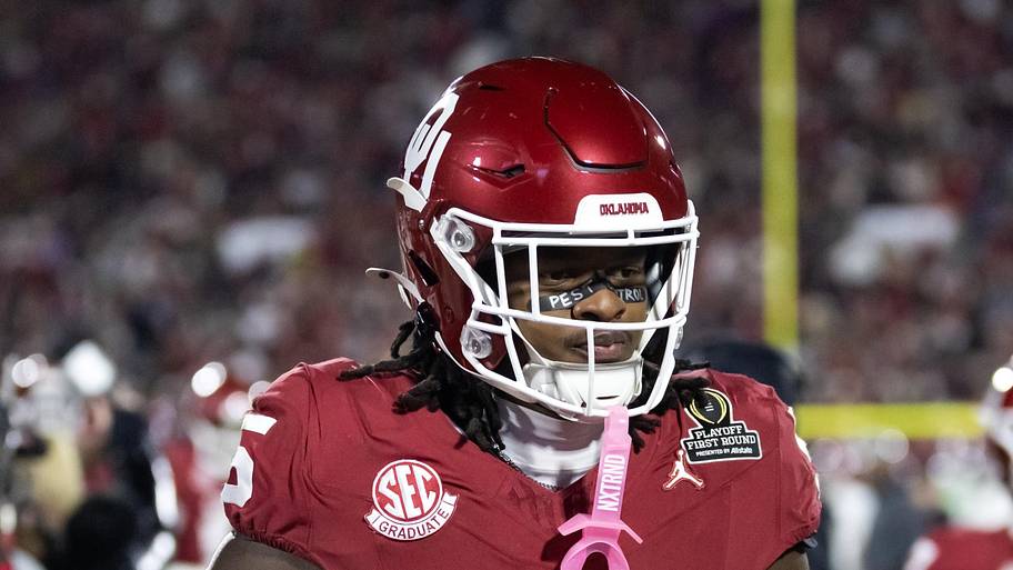 Jeff Ulbrich outlines goals for Kendal Daniels in evolving linebacker room