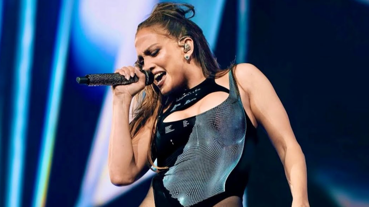 Jennifer Lopez proves she’s aging like fine wine after viral photo ...