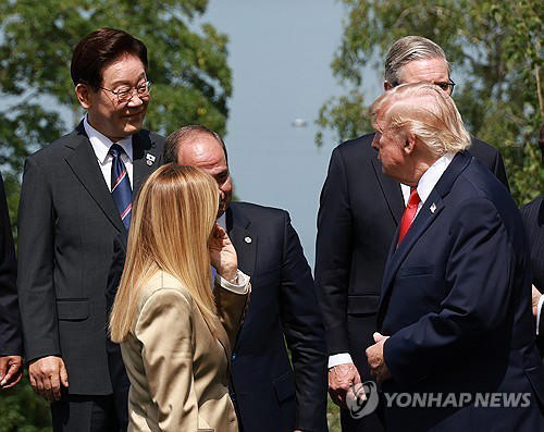 (3rd LD) Lee attends G7 summit in Evian, has brief encounter with Trump