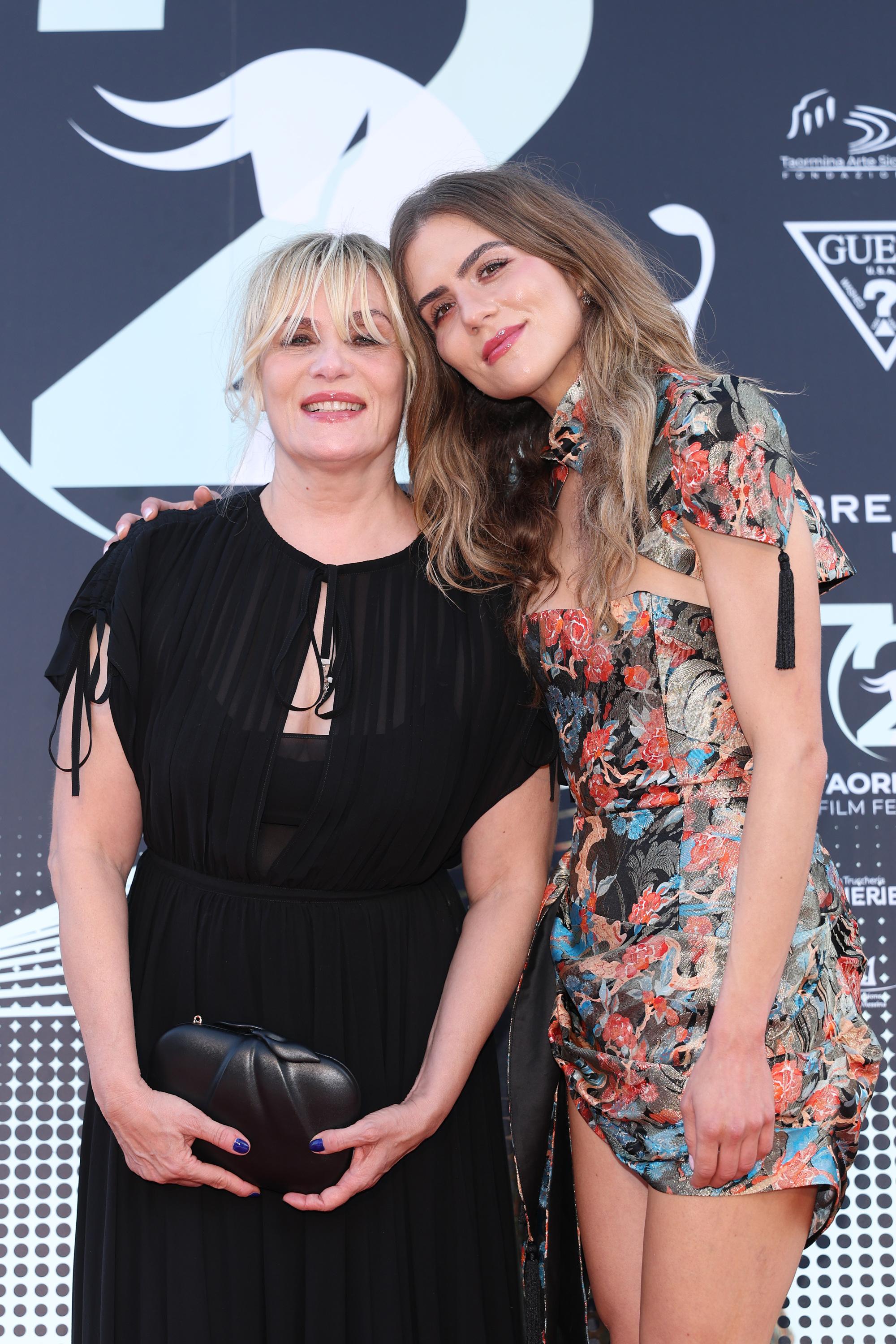 Emmanuelle Seigner et sa fille Morgane Polanski, ensemble sur un tapis ...