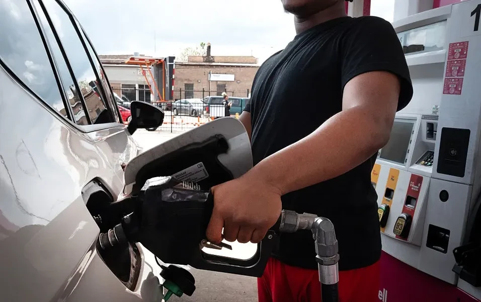 Oil prices drop on Iran deal but gas relief lags
