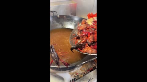 China: Crayfish fights desperately to survive boiling pot