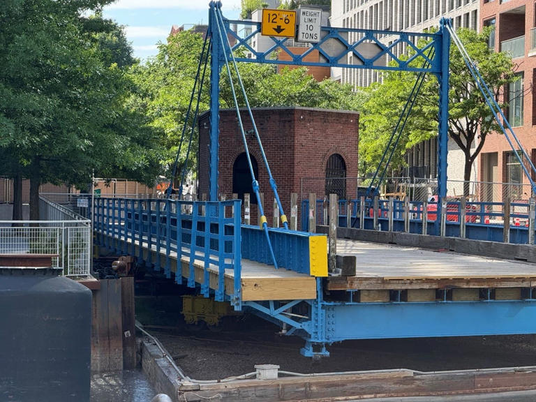 Cars no longer welcome at this historic Brooklyn Bridge
