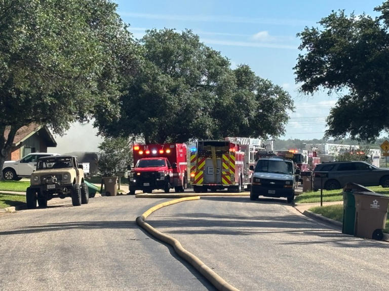 San Angelo firefighters tackle blaze on Vista del Arroyo Drive