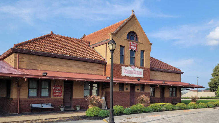 Between Omaha and Des Moines is a Midwest city with fun shops, quiet ...