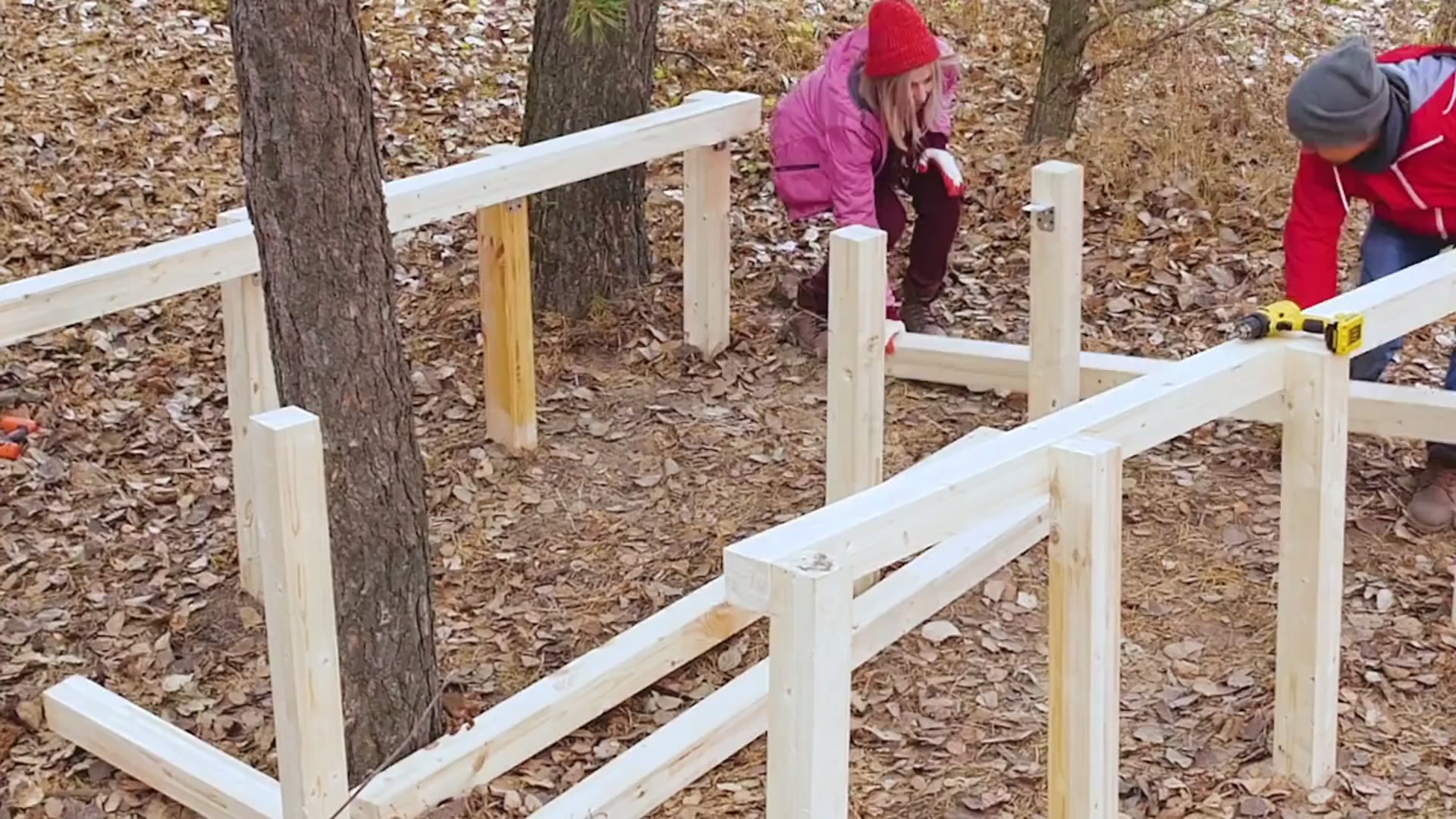Catchy treehouse building tips for a summer project!