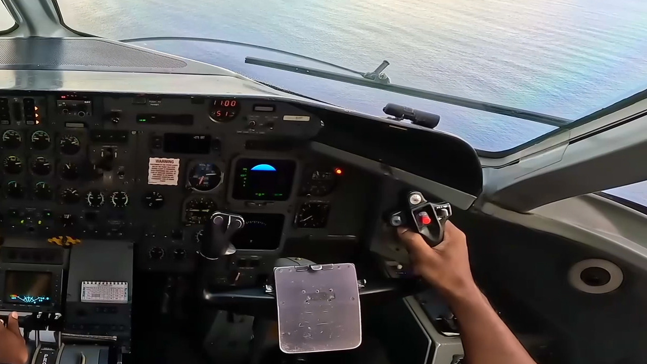 Landing of a Dash 8 aircraft in the Maldives by Just Planes