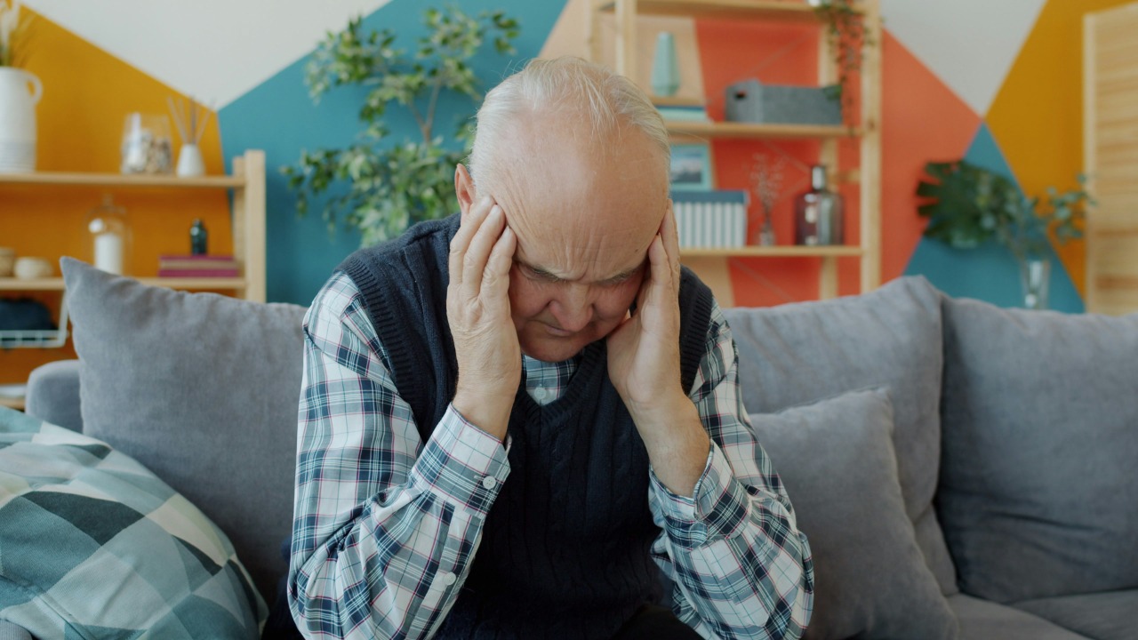 8 everyday habits doctors link to faster memory loss in older adults
