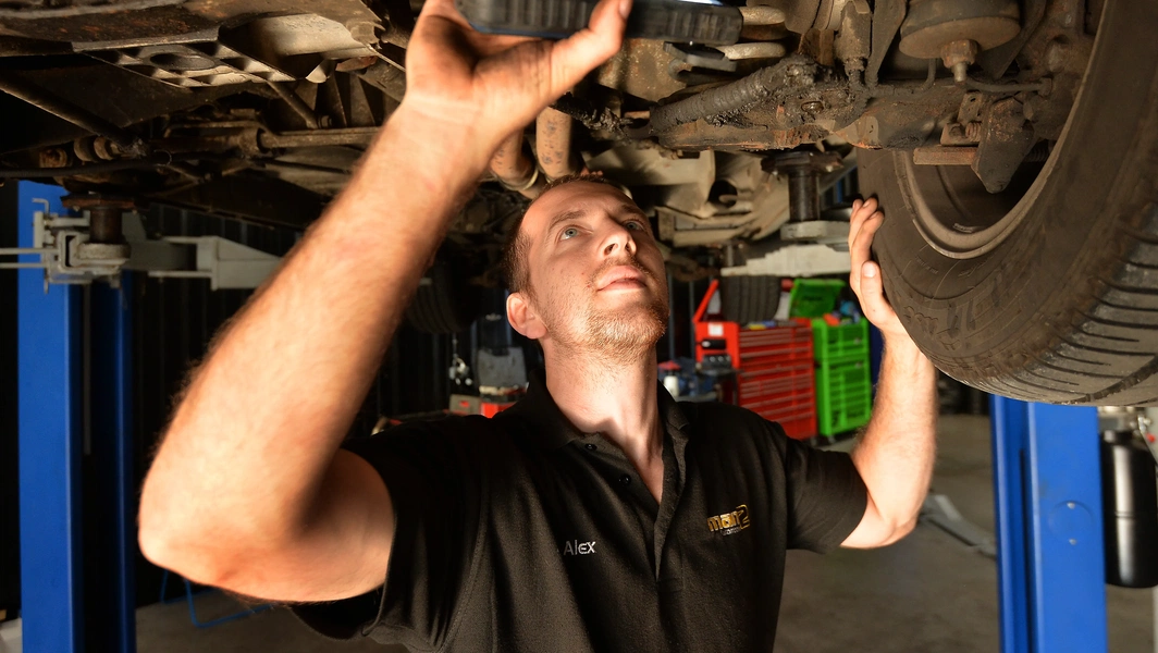 14 costly car habits mechanics warn against