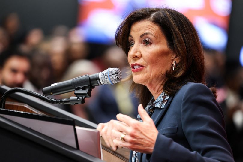 Sore loser Greg Abbott moves goalpost after trash-talking Kathy Hochul ...