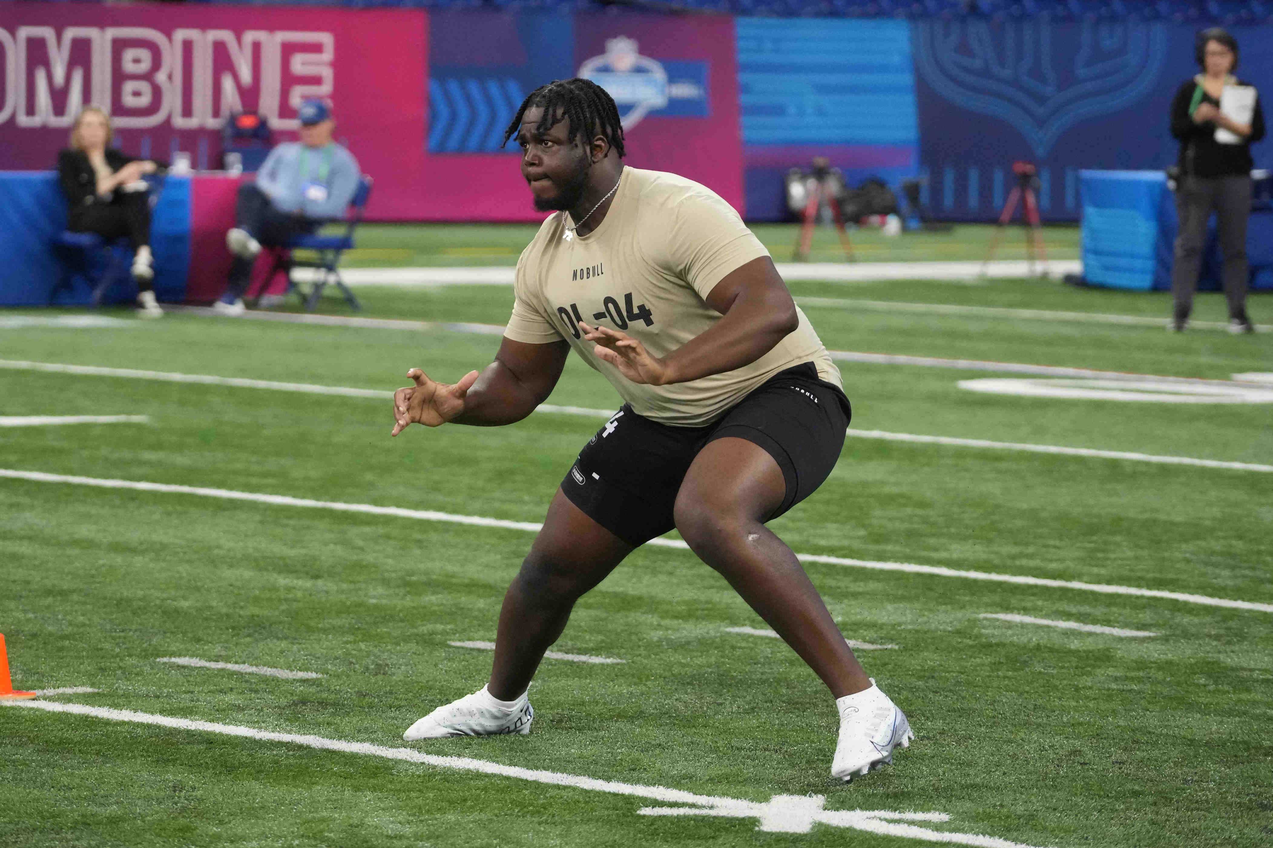 Dolphins sign all-UFL offensive lineman for training camp depth