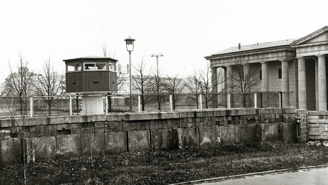9 historic photos with surprising background stories