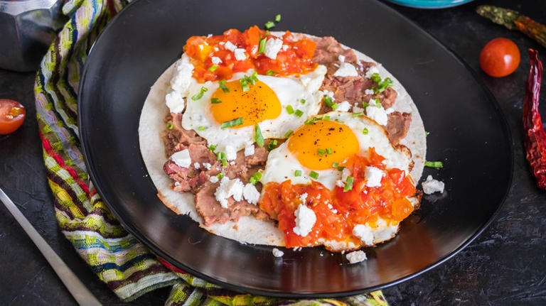What does a traditional Mexican breakfast look like?