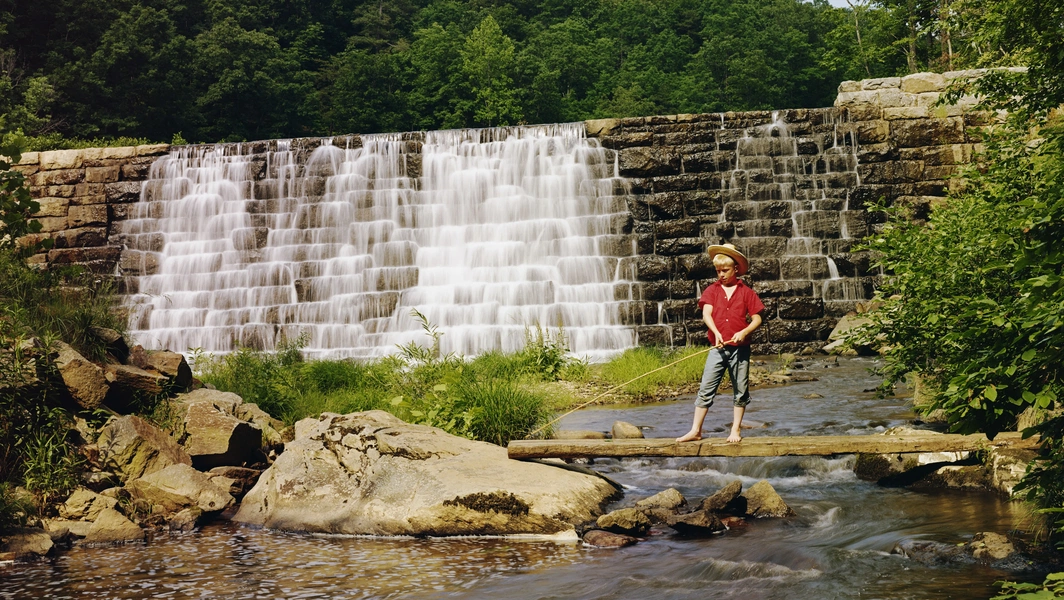 8 easy-access waterfalls for scenic family outings
