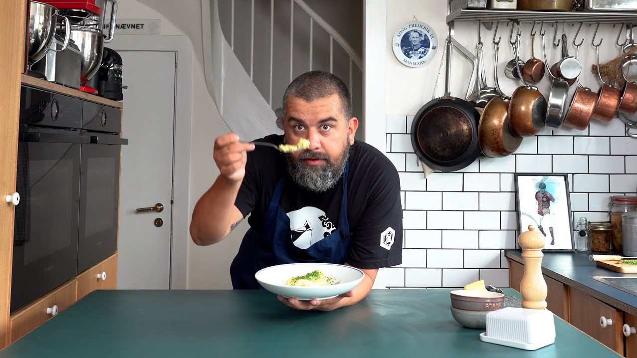 Klassisk omelet med purløg og ost enkel perfektion på panden