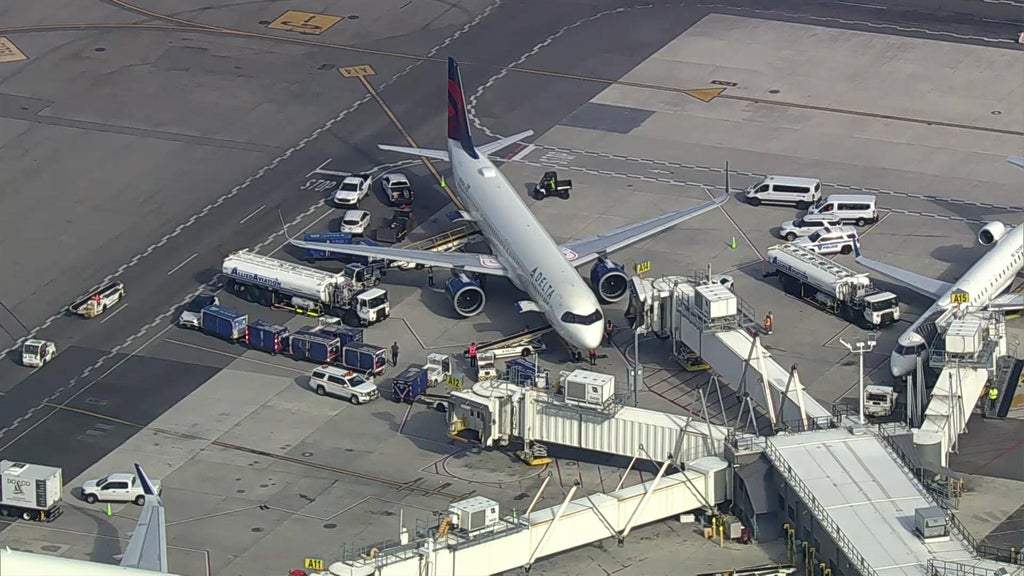 Plane lands at JFK Airport after reporting 2 flat front tires, FDNY says