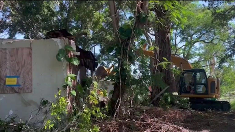 Melbourne tears down long-vacant 'horror house' as city begins crack ...