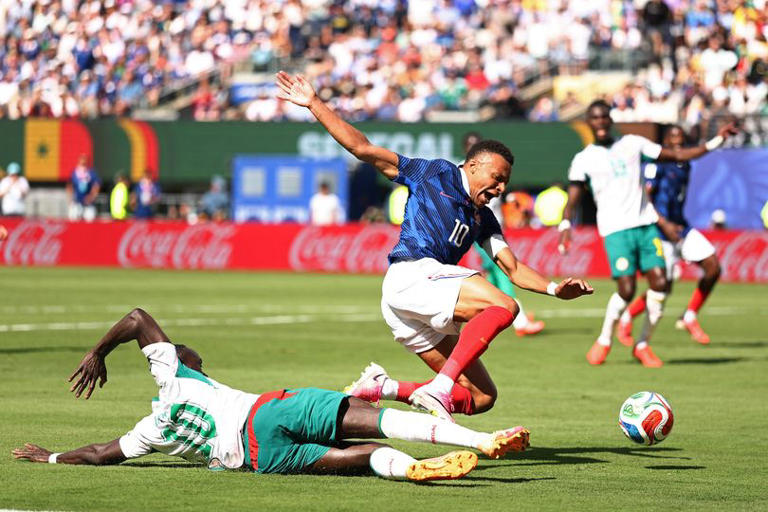 Mbappé supera polémica del VAR y anota doblete en debut de Francia en ...