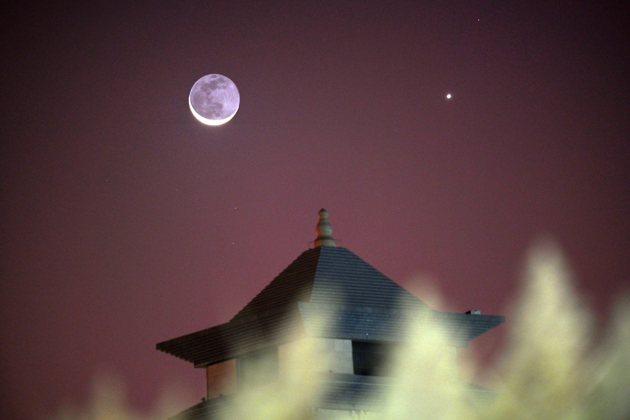 Look up: Skywatchers could see the crescent moon align with these 3 ...