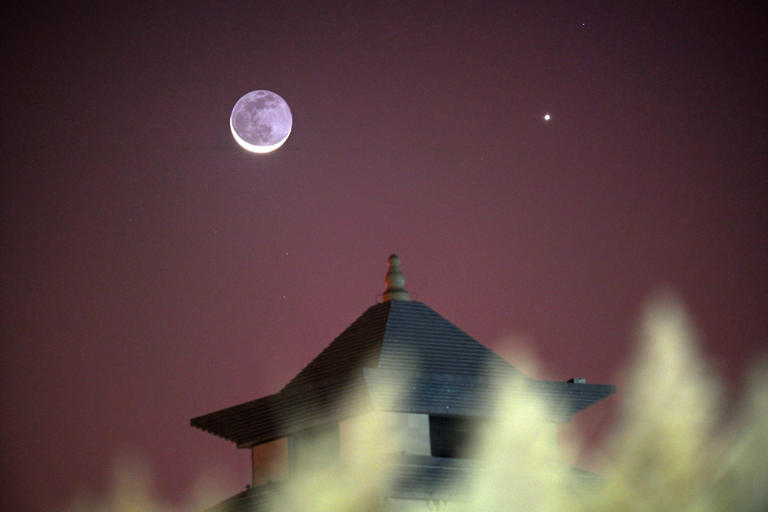 Look up: Skywatchers could see the crescent moon align with these 3 ...