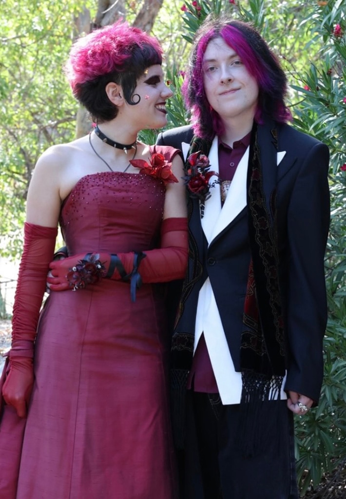 Tori Spelling, Dean McDermott's son Liam rocks pink hair in prom photo