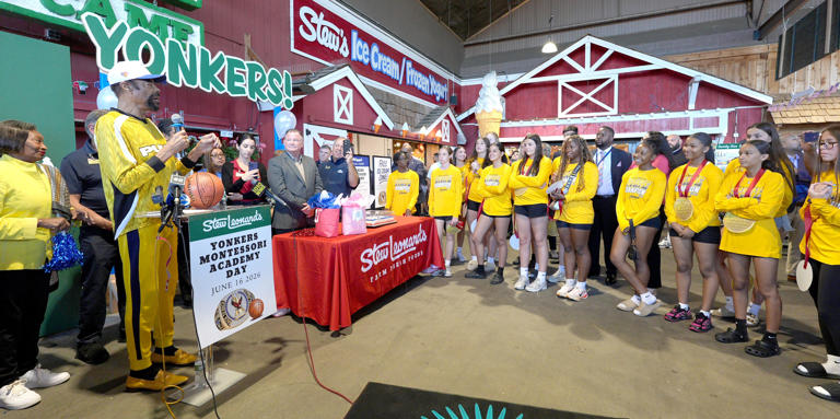 Knicks' Walt Frazier honors Yonkers Montessori team at Stew Leonard's