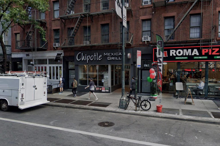 Teen stabbed in gut by 3 strangers inside Manhattan Chipotle