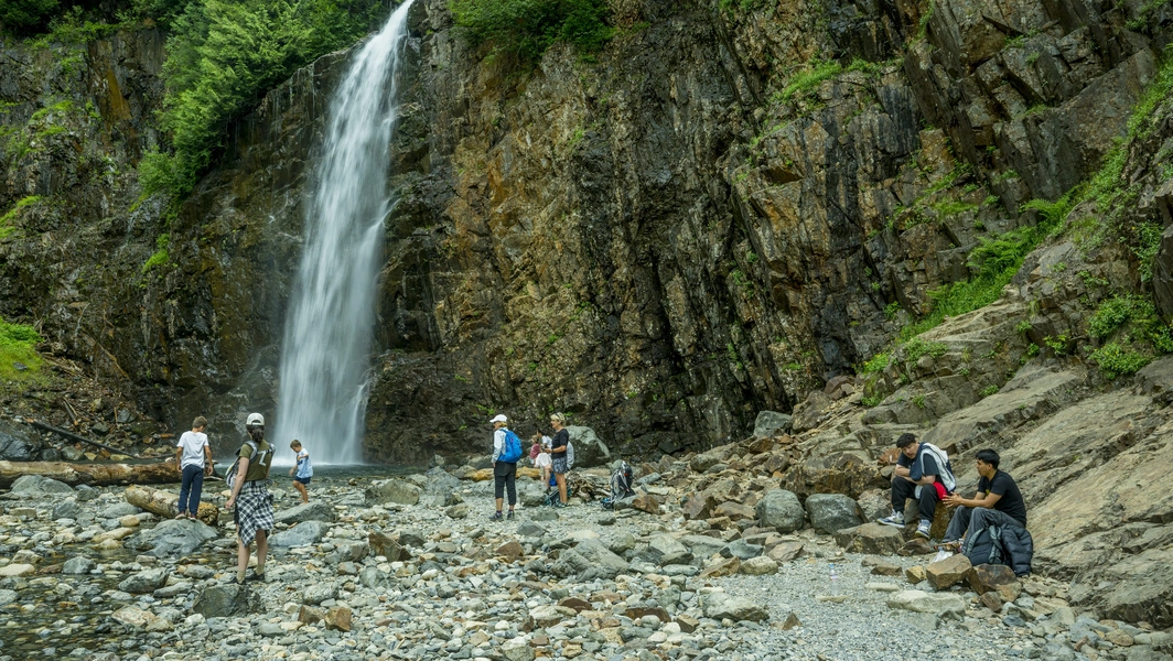 8 easy-access waterfalls for scenic family outings