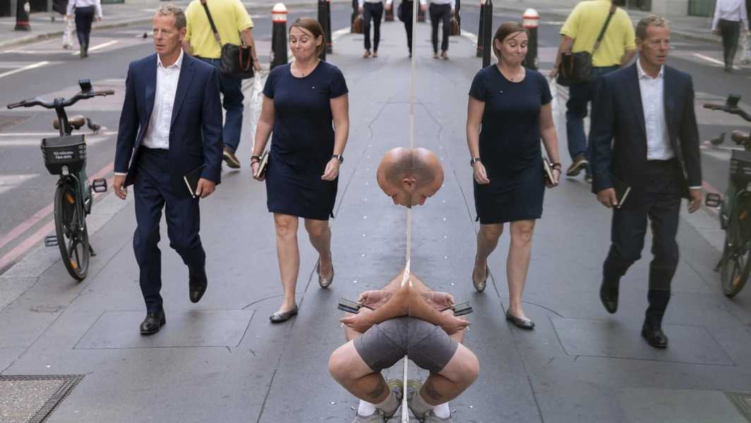 4 perfectly timed photos that create striking illusions
