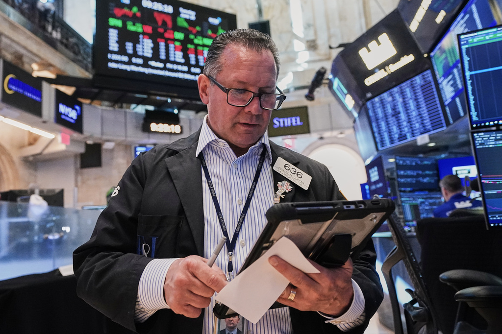Oil drops below $80 per barrel, while tech stocks weigh on a mixed Wall ...