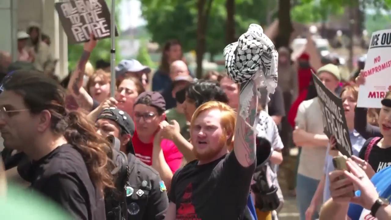 Protesters clash with US Marshals in St. Paul, Minnesota
