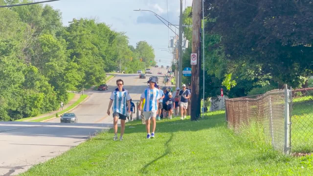 Fans start walking to game due to long bus line
