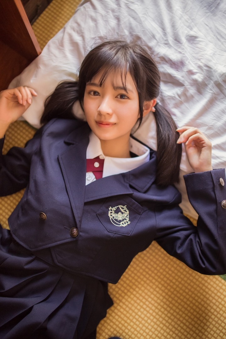 躺平也要穿校服? 少女的“doki doki”心跳瞬间被治愈!