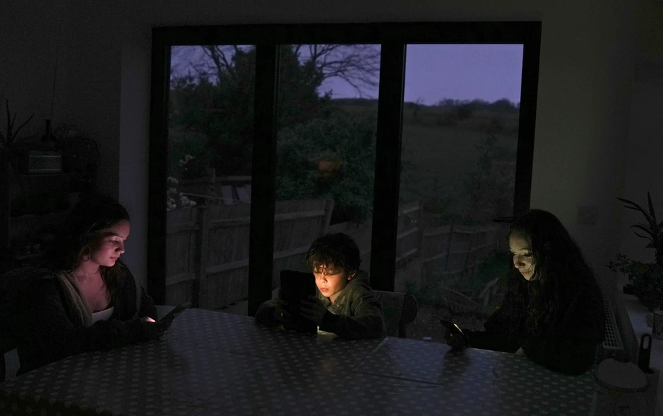Study finds most parents and kids use devices at dinner