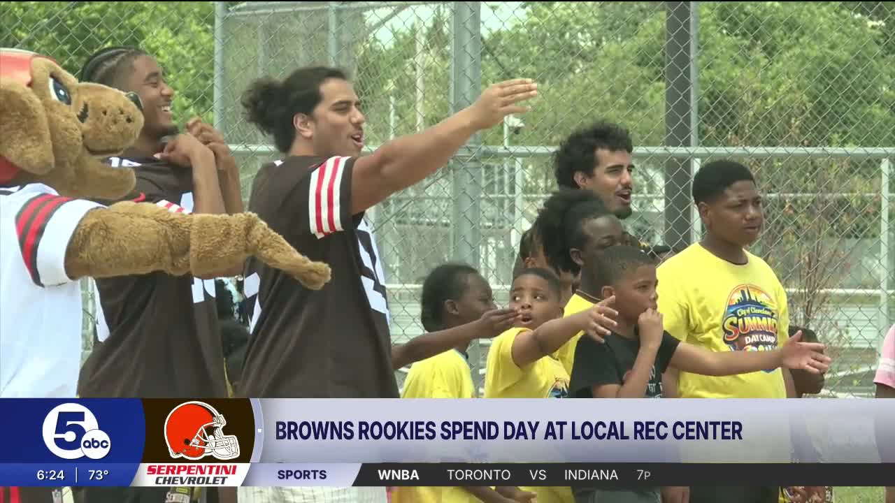 Browns rookies spend day at Cleveland rec center with local kids