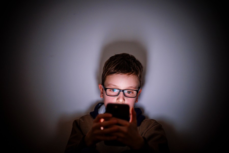 Report: Parents delaying kids’ smartphones over mental health, safety fears