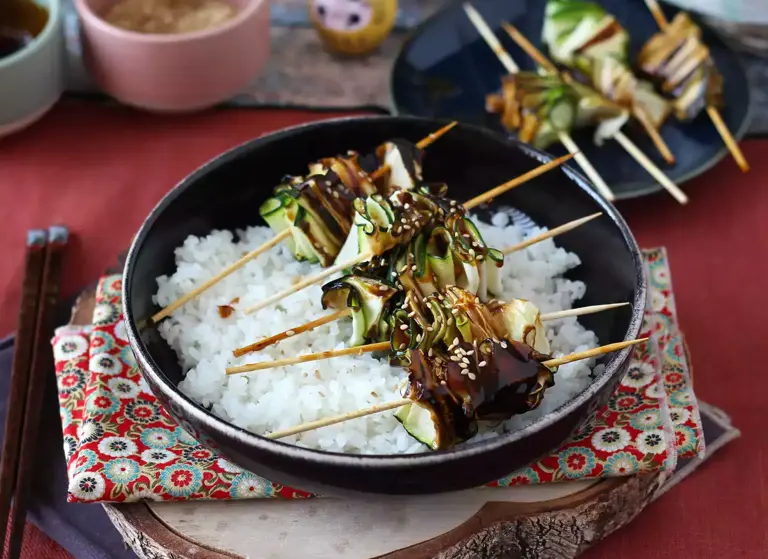 Zucchini skewers with a delicious, spicy Asian sauce
