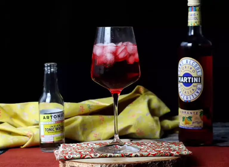 Alkoholfri martini tonic, den fräscha, fruktiga cocktailen!