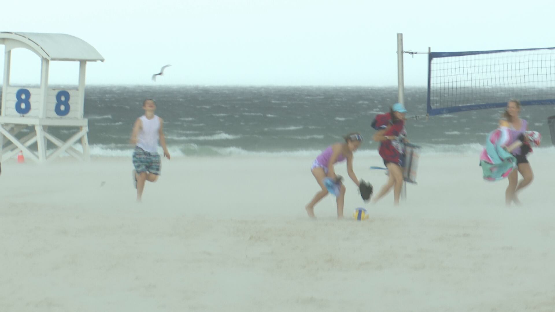Severe weather drives beachgoers off Gulf Shores sand