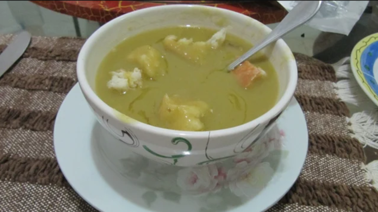 Nos dias frios, só quero essa sopa de ervilha cremosa que aprendi no ...
