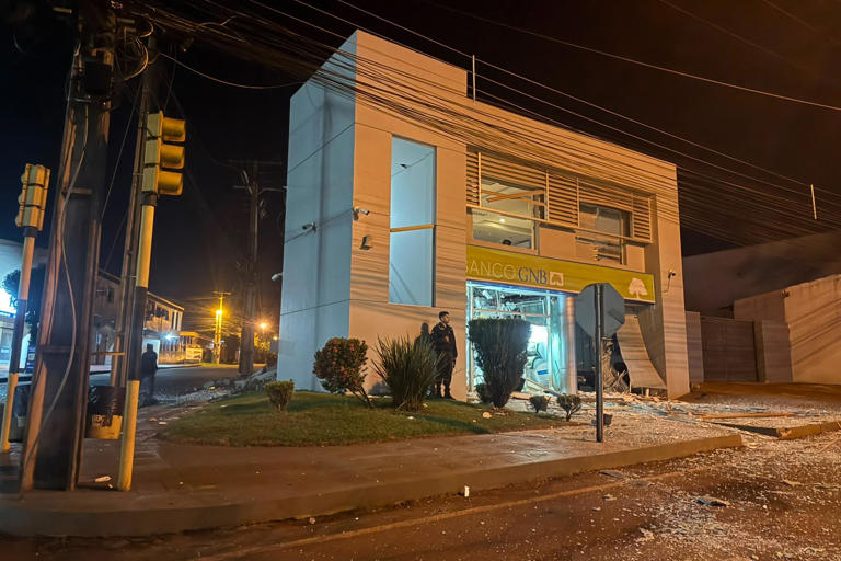 Grupo armado asalta con explosivos tres bancos y una casa de cambios en ...