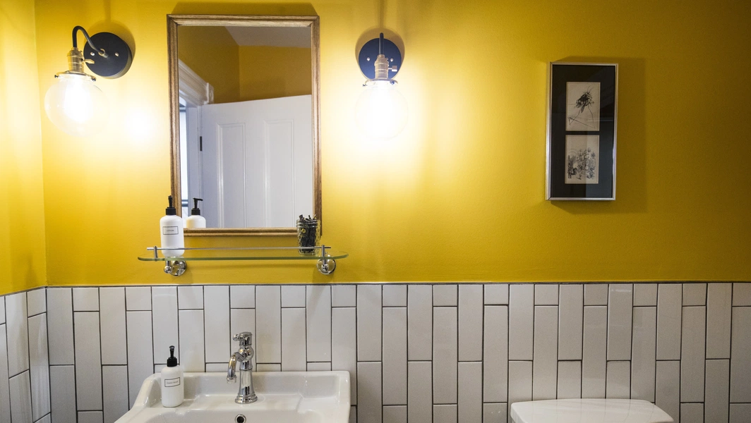 10 colors to brighten a windowless bathroom