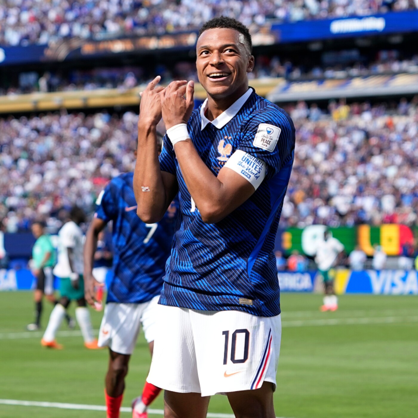Frankreich gewinnt dank zwei Toren von Mbappé