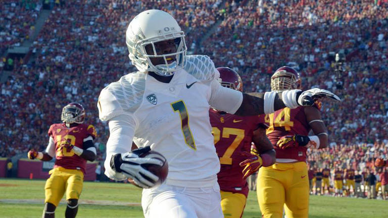 Predicting Oregon's uniforms for each week of 2026 season