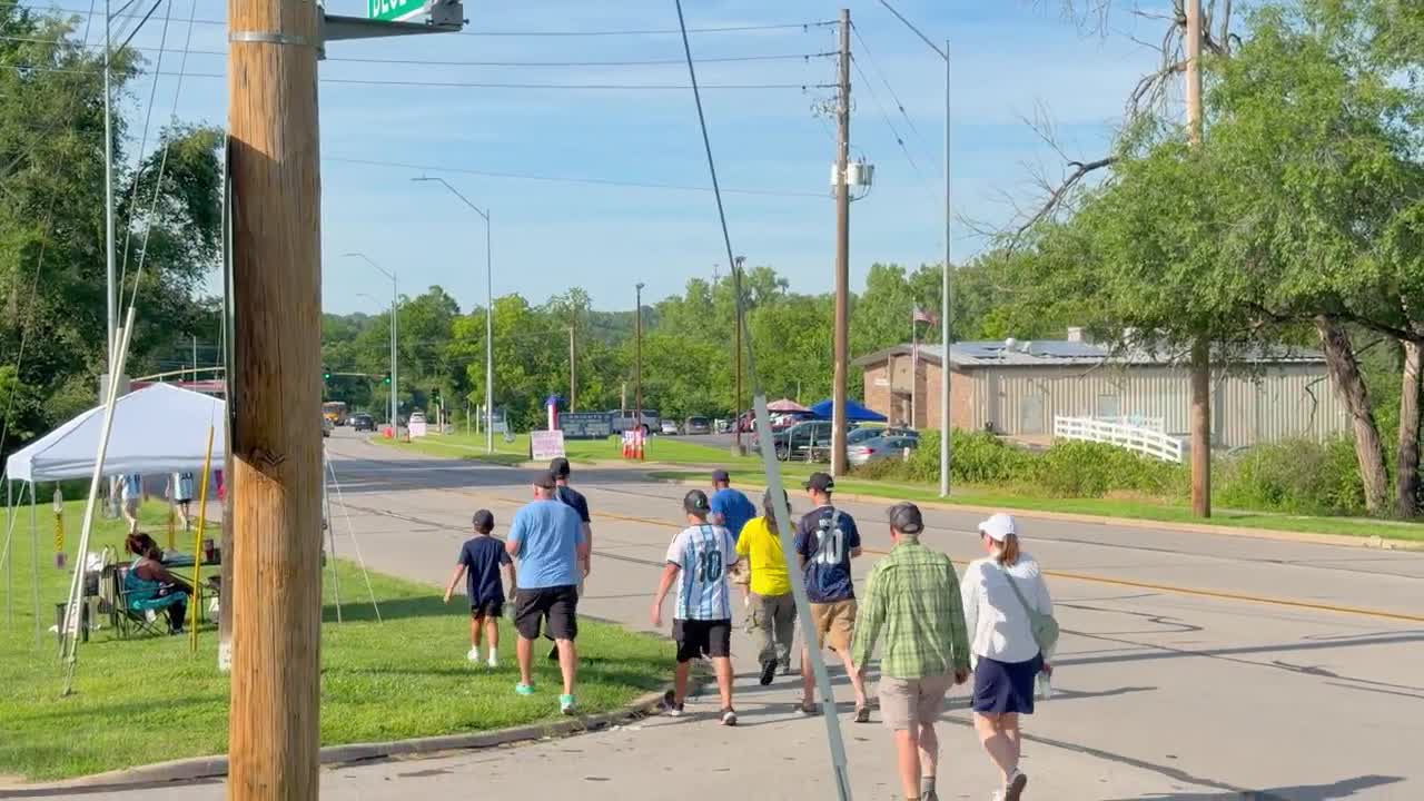 Dozens of fans start walking to game